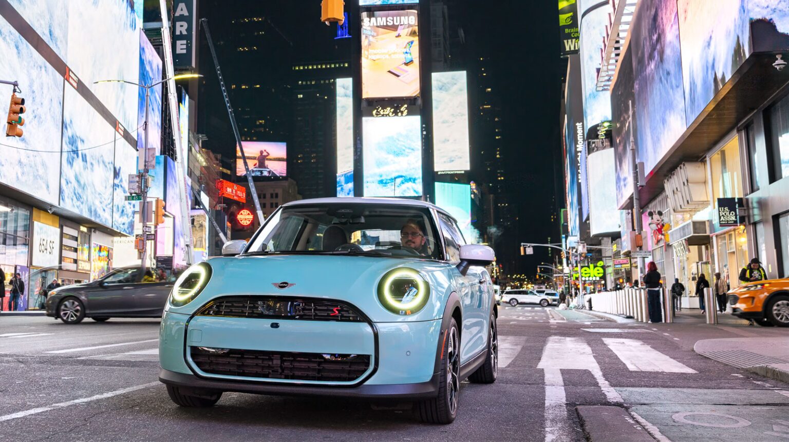 2025 Mini Cooper S Hardtop Hits the Big Apple, Reveals Its $33,195 ...